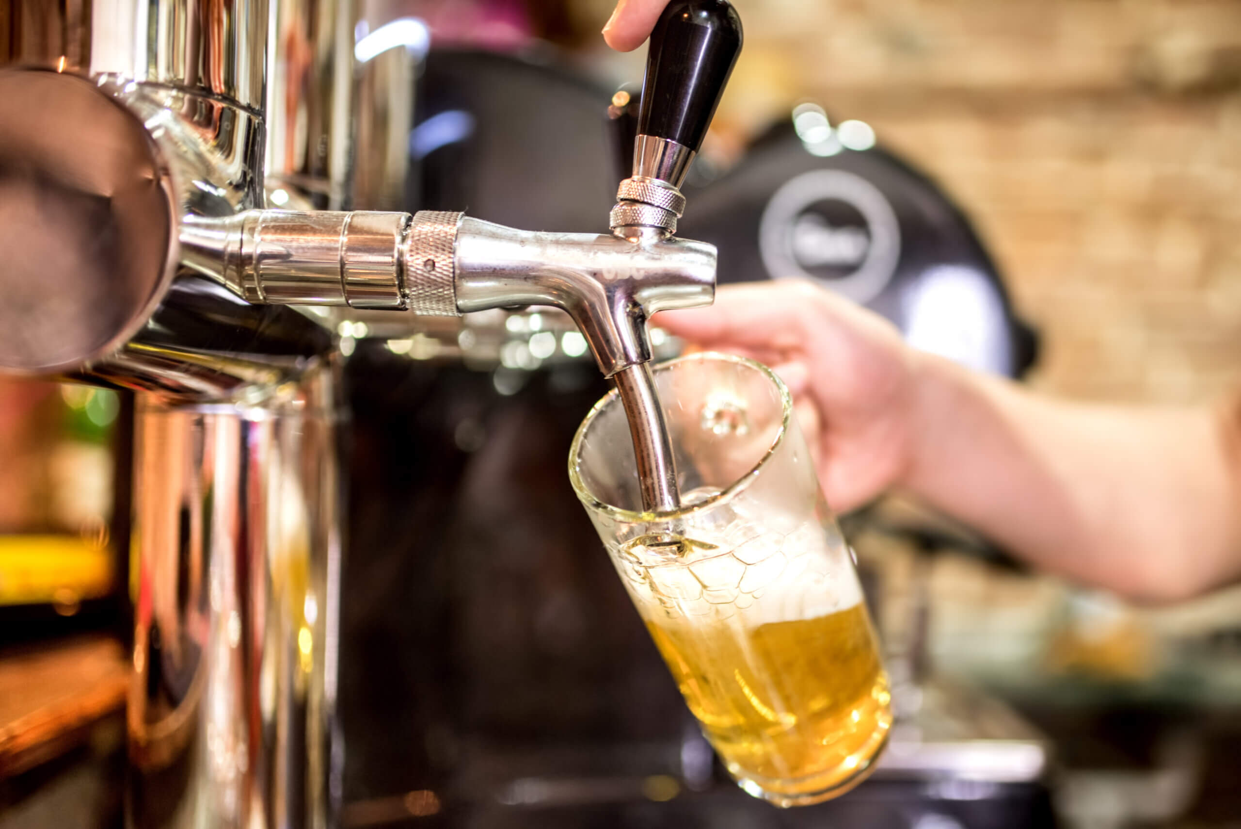 Beer On Tap Versus A Can Or Bottle What s The Difference Beer On Tap Versus A Can Or Bottle What s The Difference